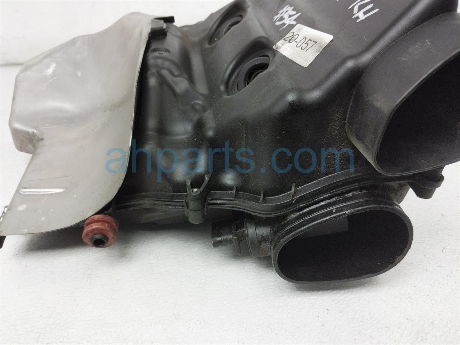 Sold 2011 BMW 550i Right Air Cleaner Intake Box 13-71-7-577-466,