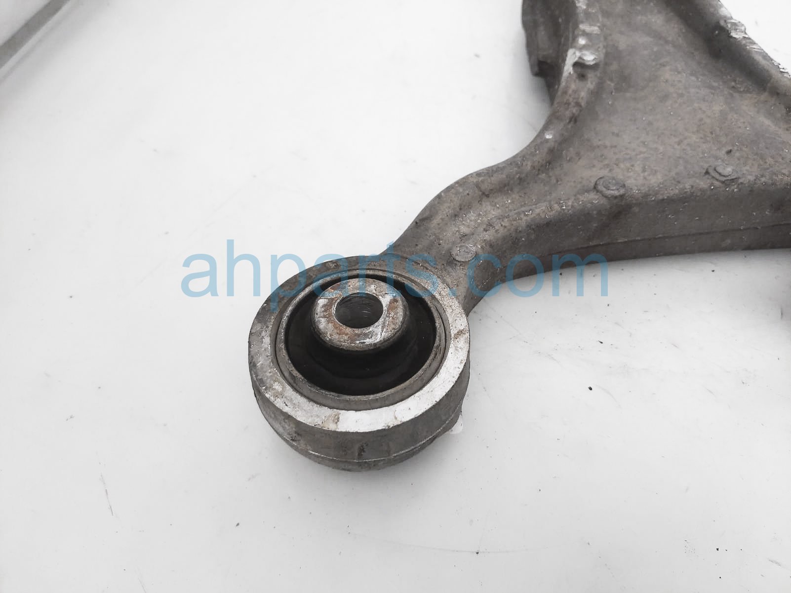 Sold 2005 Volvo Xc70 Front Passenger Lower Control Arm 36051005