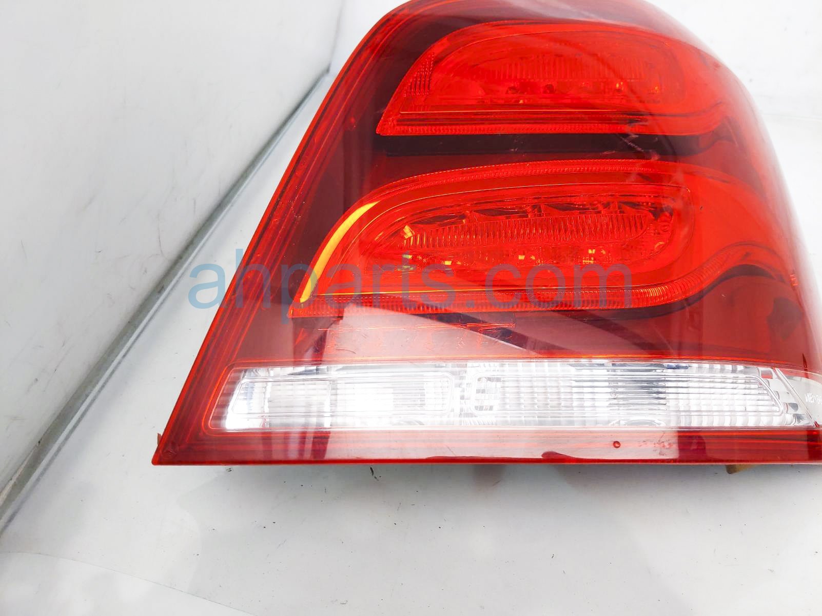 2015 Mercedes Glk350 Rear Passenger Tail Lamp / Light (on Body) 2049060457