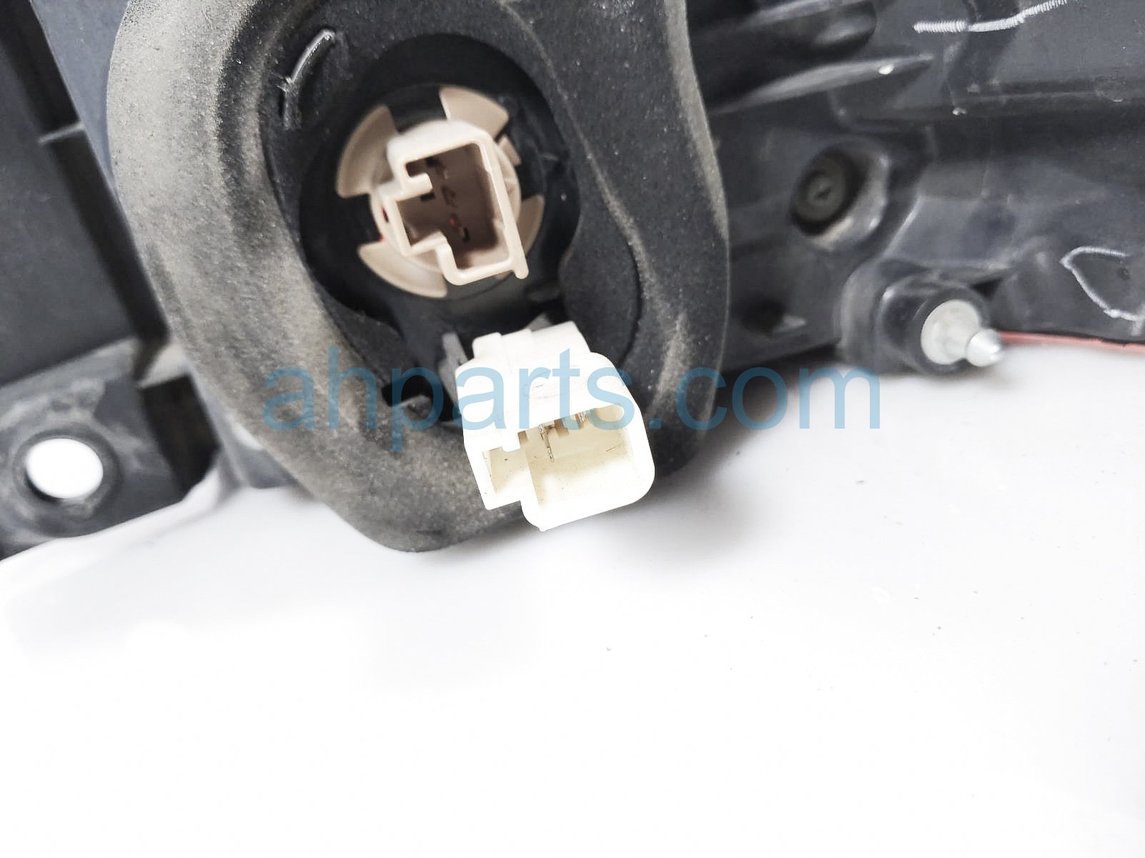 Sold 2017 Toyota Sienna Light / Rear Driver Tail Lamp (on Body) 81560 ...