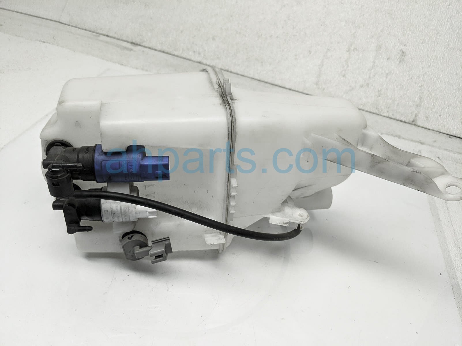 Sold 2012 Volvo S60 Windshield Washer Reservoir Tank 31416283,
