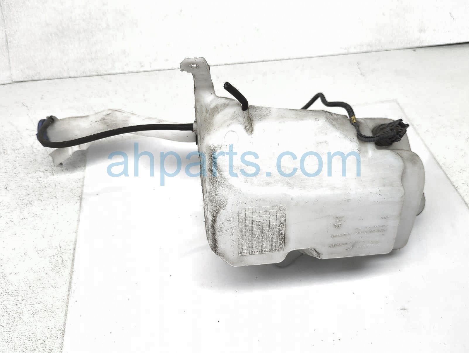 Sold 2008 Volvo C70 Windshield Washer Reservoir Tank 30699397,