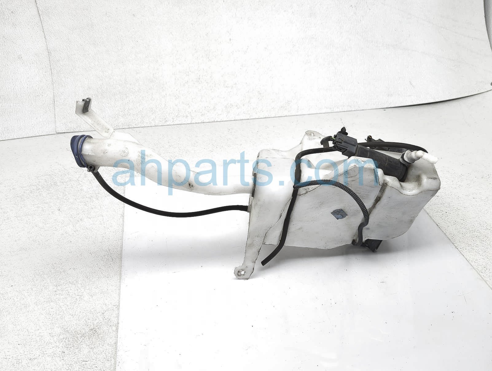 Sold 2008 Volvo C70 Windshield Washer Reservoir Tank 30699397,