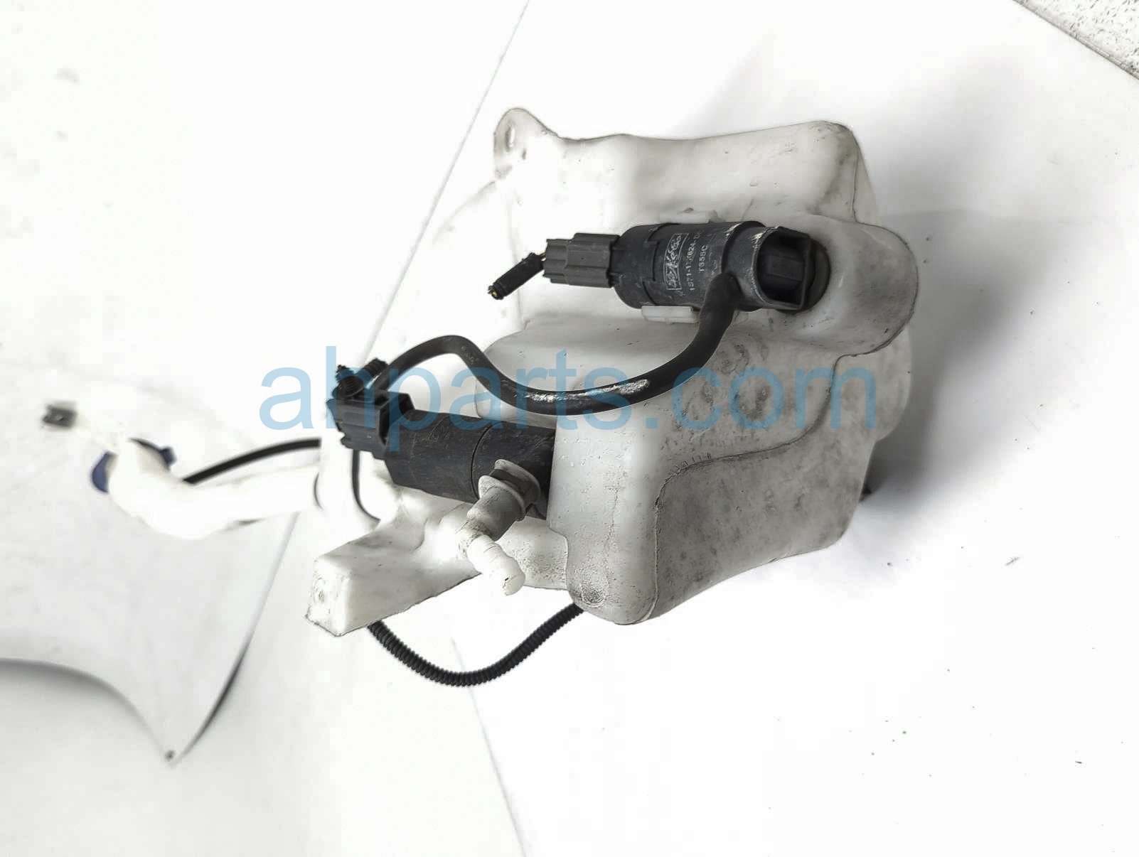 Sold 2008 Volvo C70 Windshield Washer Reservoir Tank 30699397,