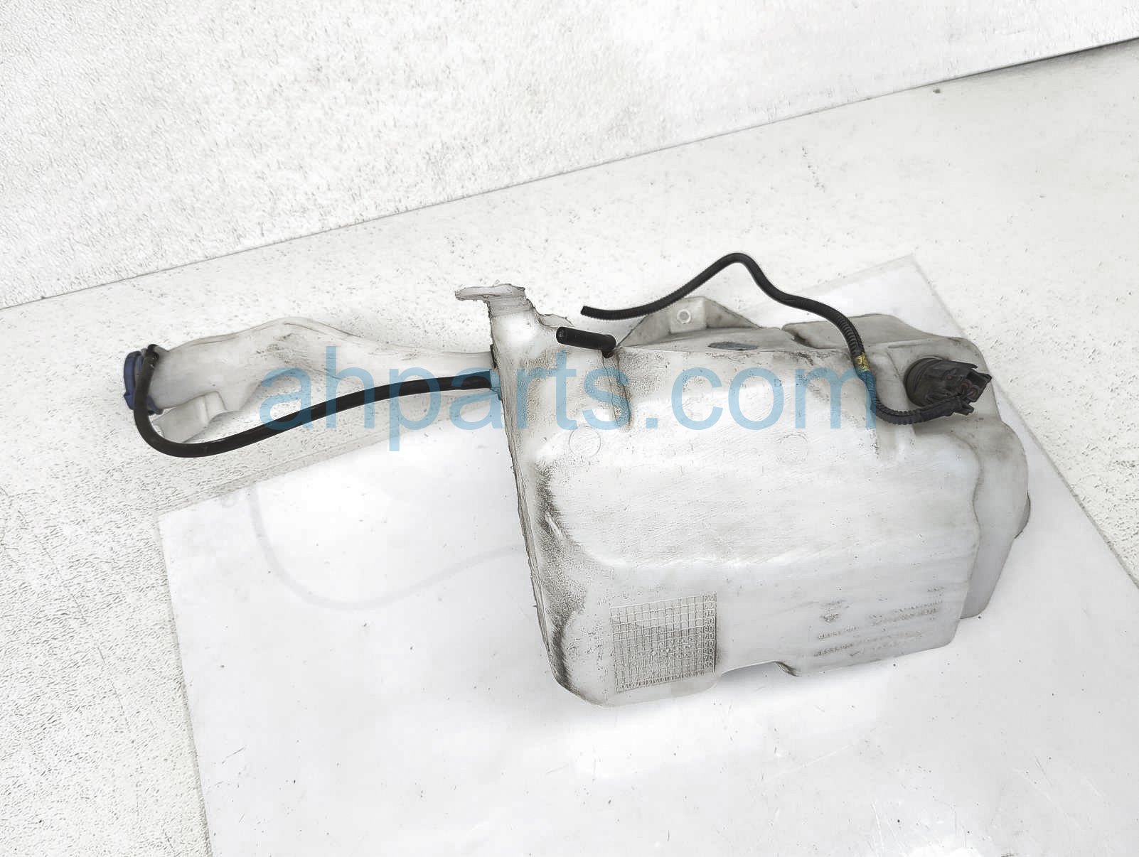 Sold 2008 Volvo C70 Windshield Washer Reservoir Tank 30699397,