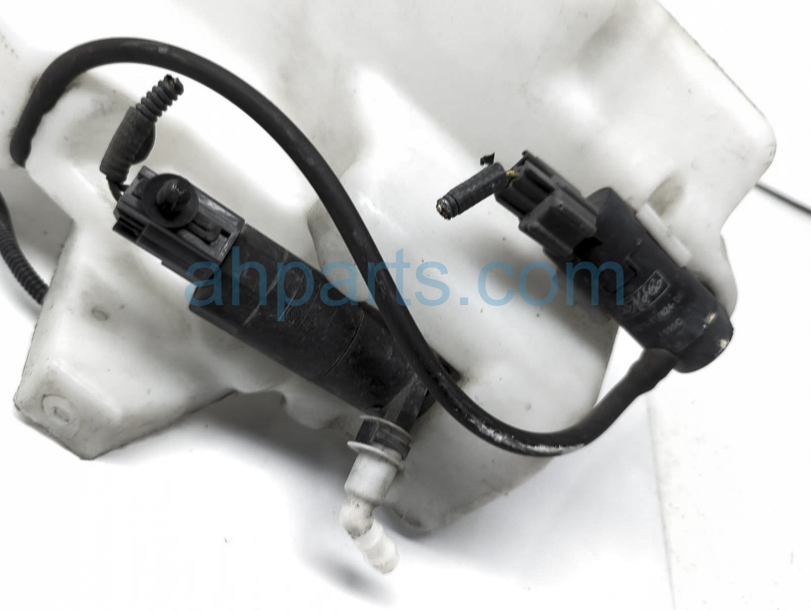 Sold 2008 Volvo C70 Windshield Washer Reservoir Tank 30699397,