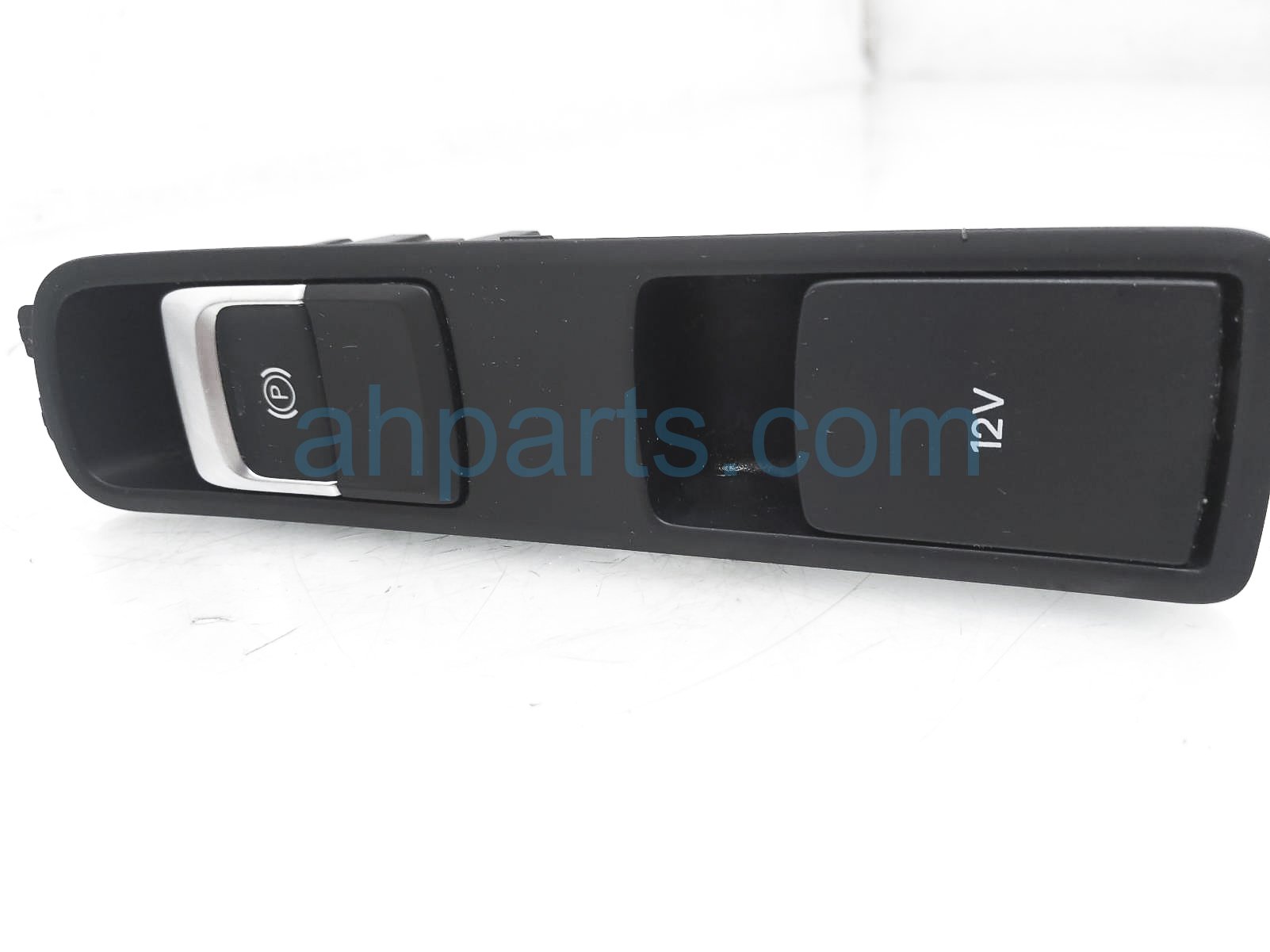 Sold 2016 Audi Q3 Parking Brake Switch & Power Port 8K0