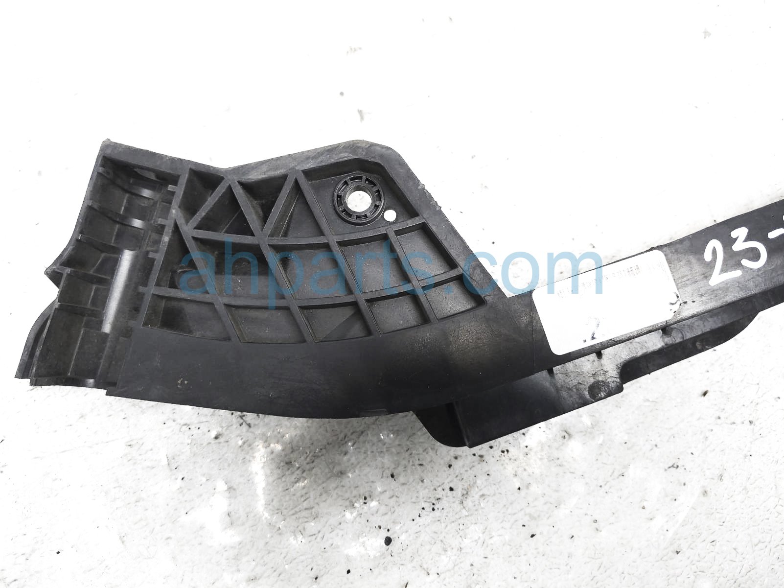 Sold 2018 Honda Accord Passenger Headlight Bumper Bracket 71140-TVA-A00,