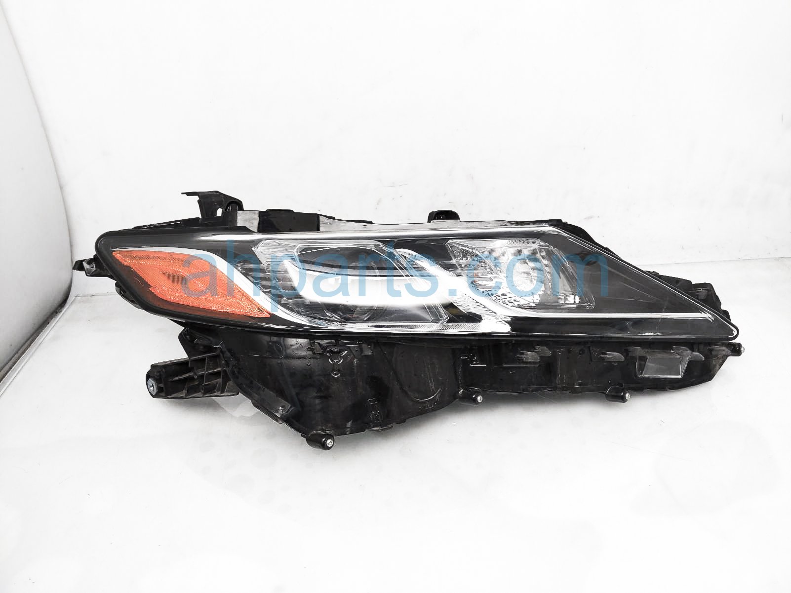 Sold 2019 Toyota Camry Headlight Passenger Headlamp / Light Assy 81110 ...