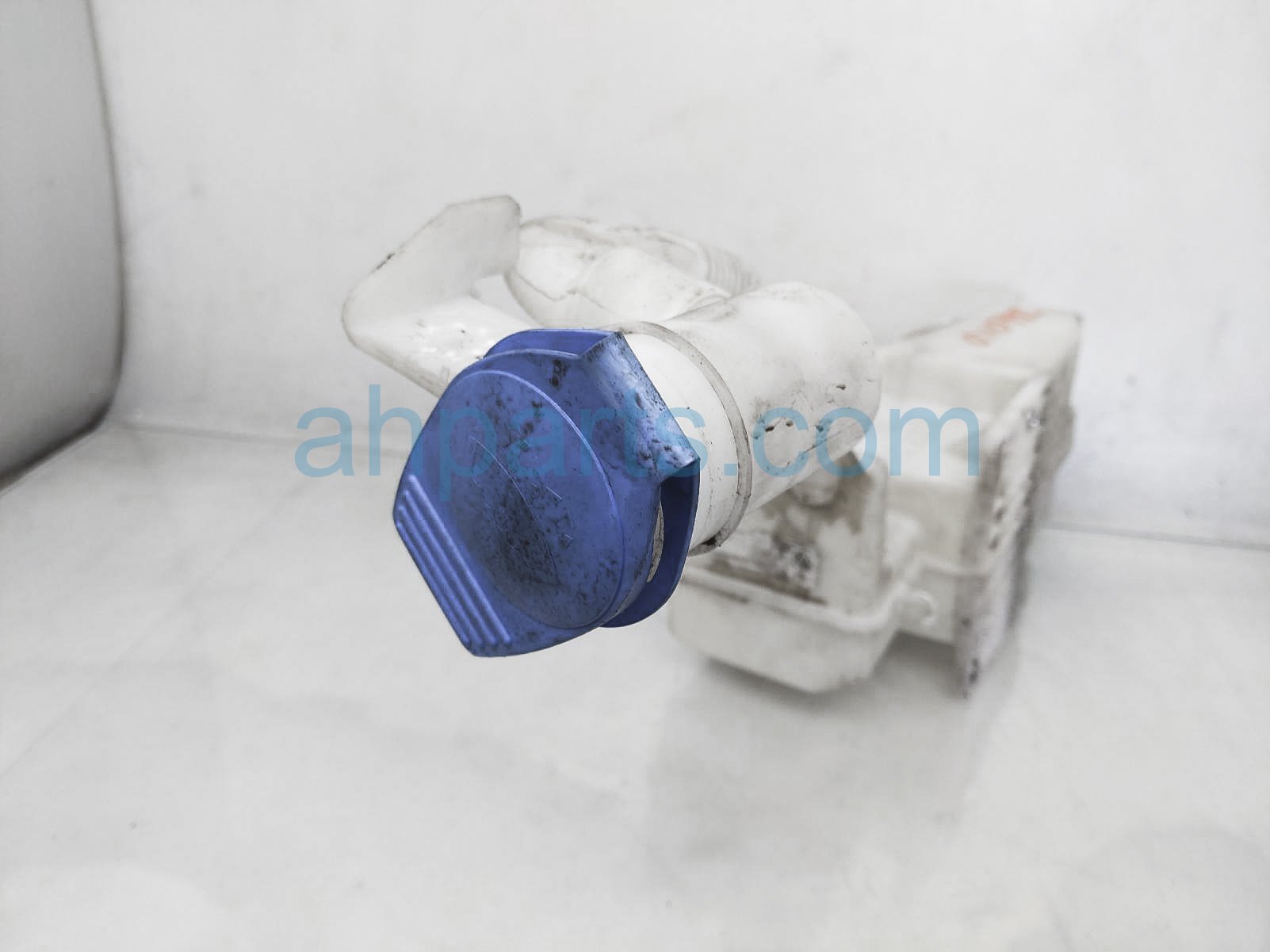 Sold 2021 Volkswagen Passat Windshield Washer Reservoir Tank 5C6-955-453-S,