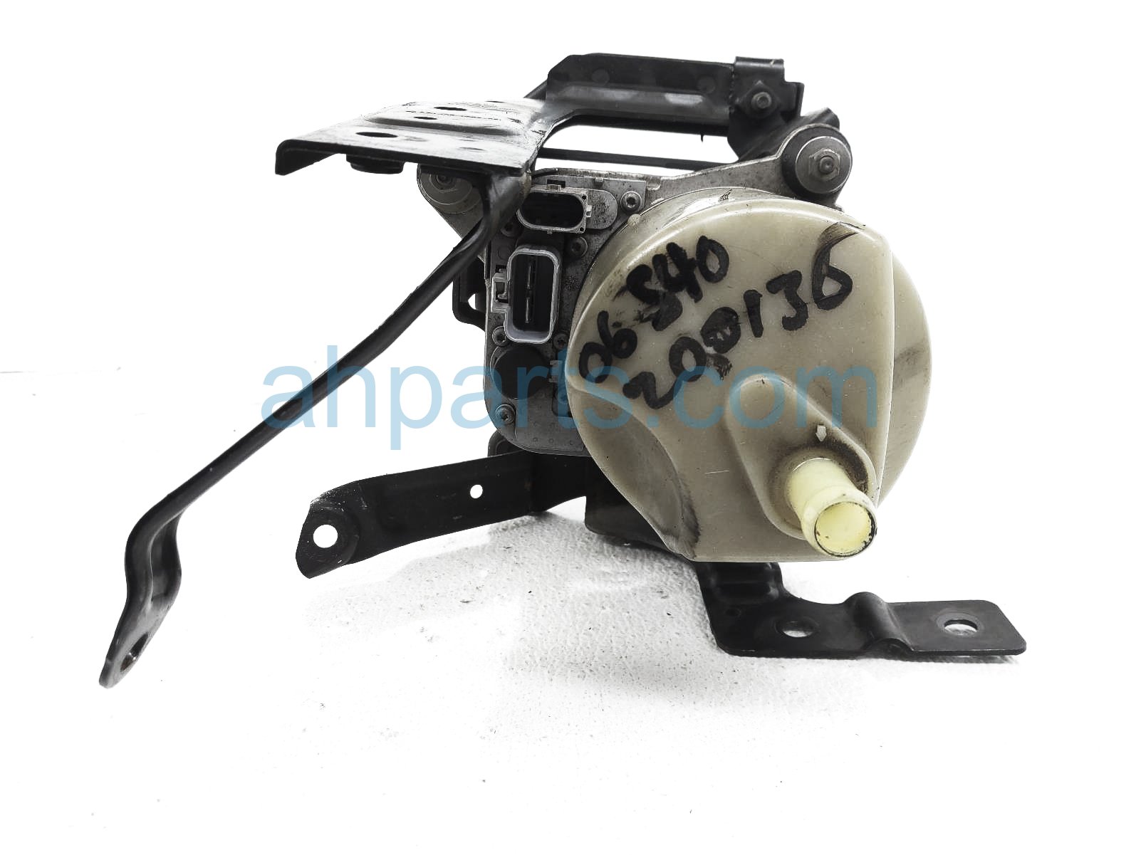 Sold 2006 Volvo S40 Power Steering Pump W/reservoir Assy 30748170,