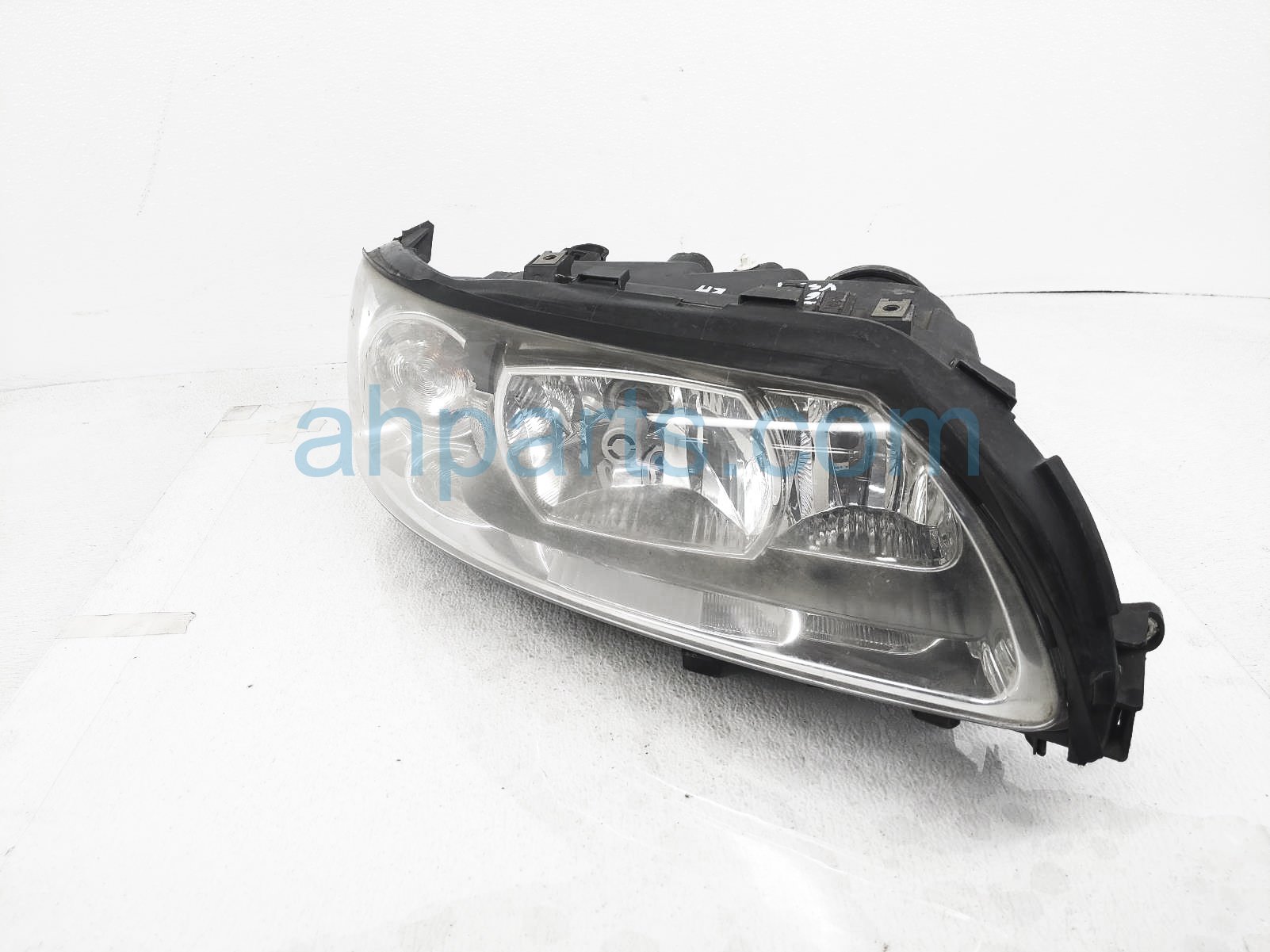 Sold 2006 Volvo S60 Headlight Passenger Xenon Headlamp / Light 30698855,