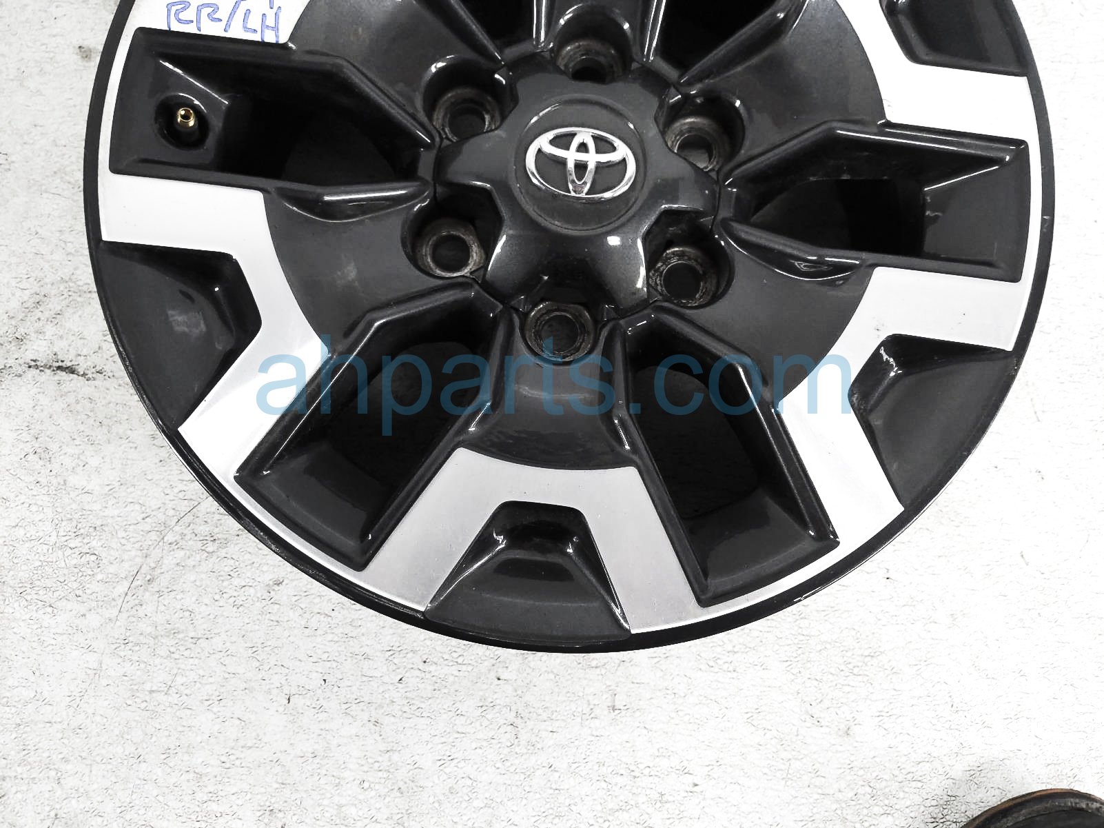 Sold 2005 Toyota Tacoma Rear Driver Wheel / Rim 42611-04160,