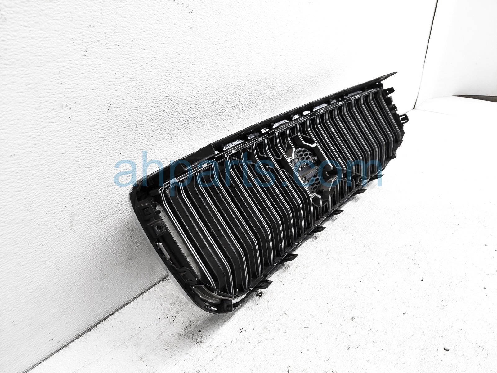 Sold 2019 Volvo Xc40 Upper Grille - Chrome / Black 31457344