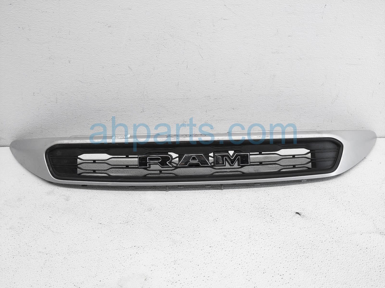 2022 Dodge Promaster City Upper Grille - Silver - Cracked 6VU39TZZAA,