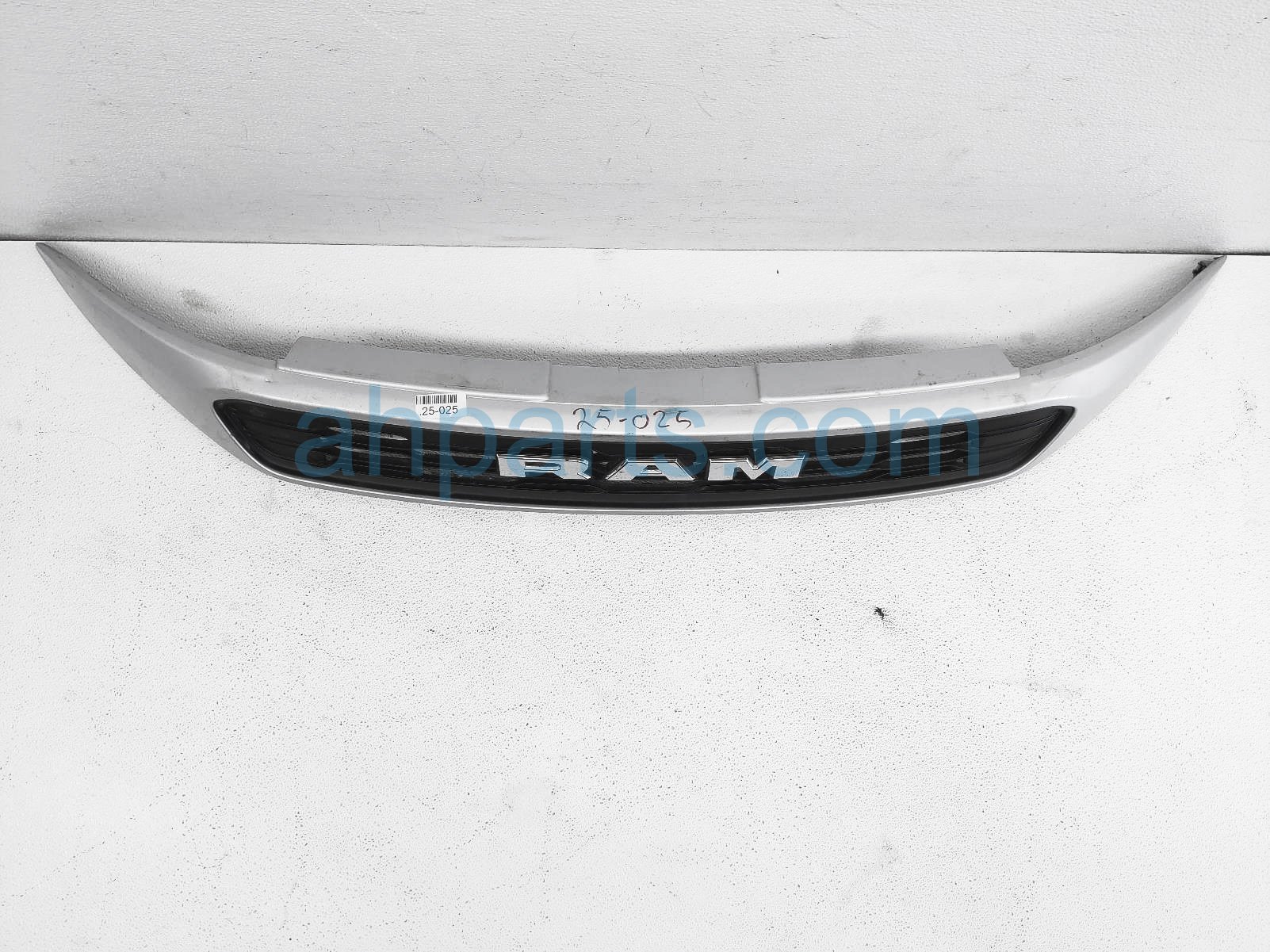 2022 Dodge Promaster City Upper Grille - Silver - Cracked 6VU39TZZAA,