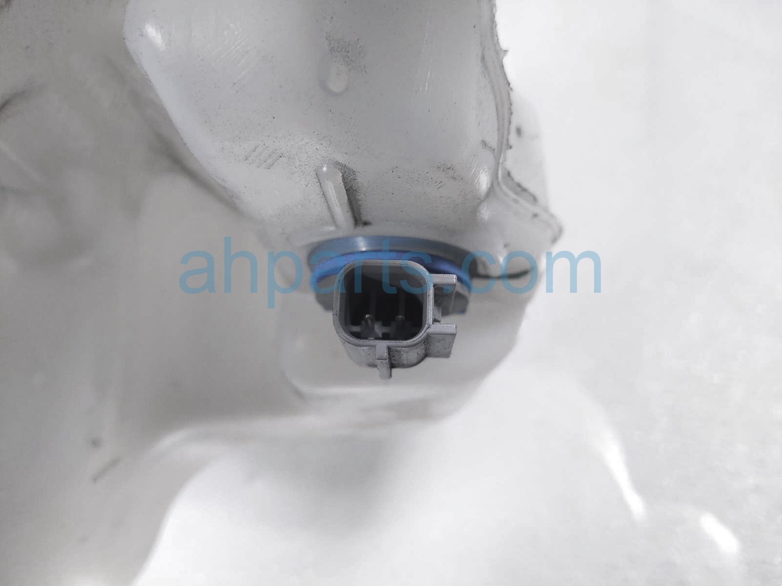 Sold 2024 Chevy Equinox Windshield Washer Reservoir Tank 85530679