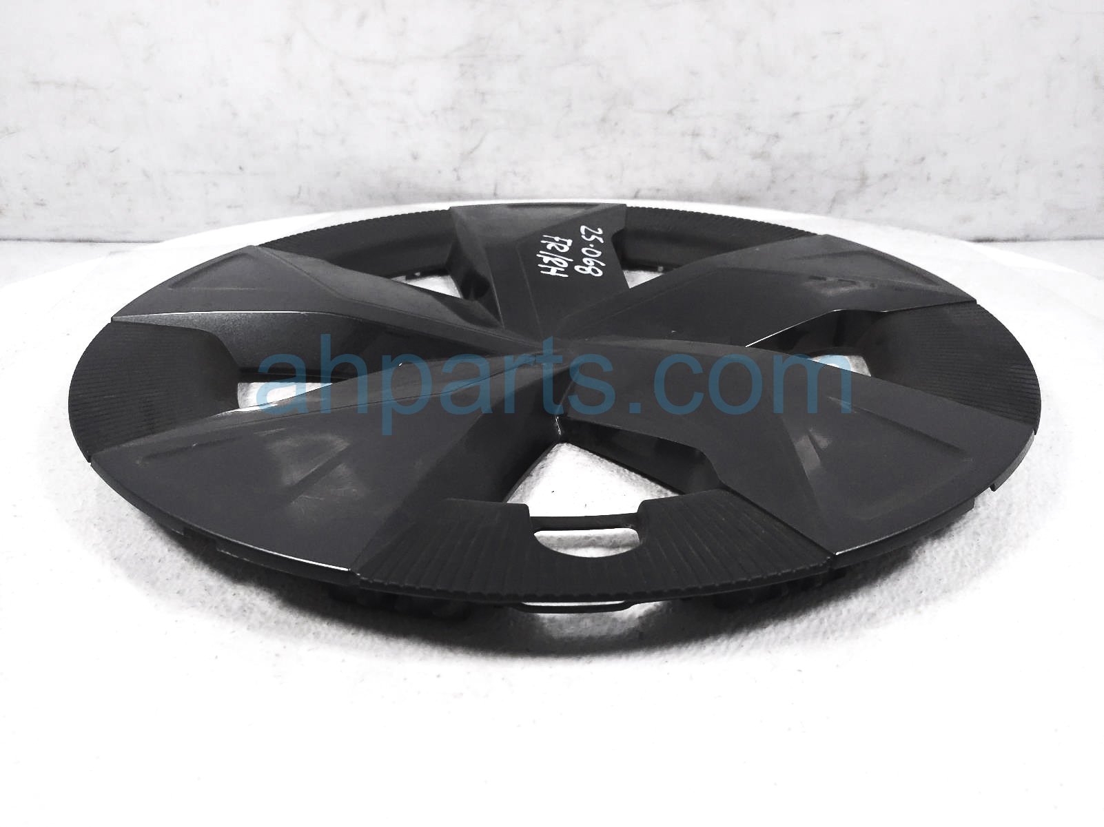 Sold 2024 Toyota Prius Hub Front Passenger Wheel Cover Cap 42602-47320,