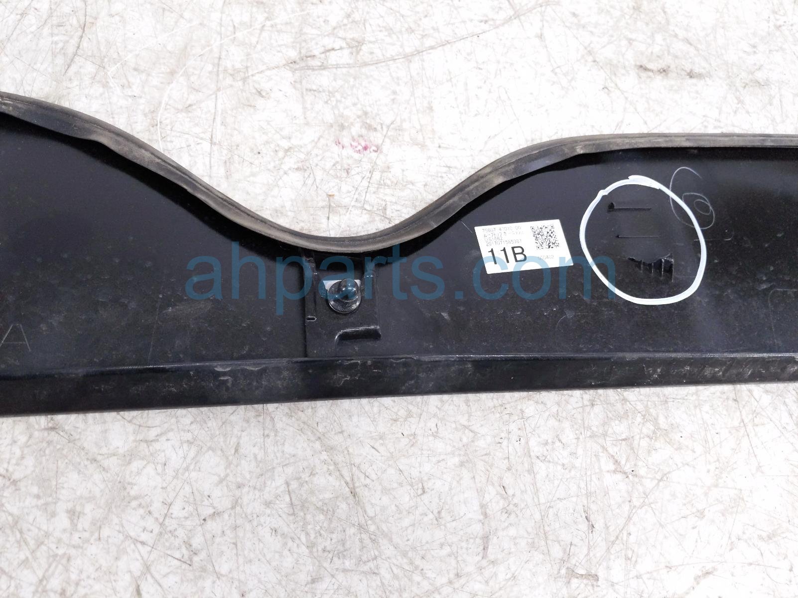 2017 Toyota Prius Back Glass Trim Moulding - Black * 75607-47010,